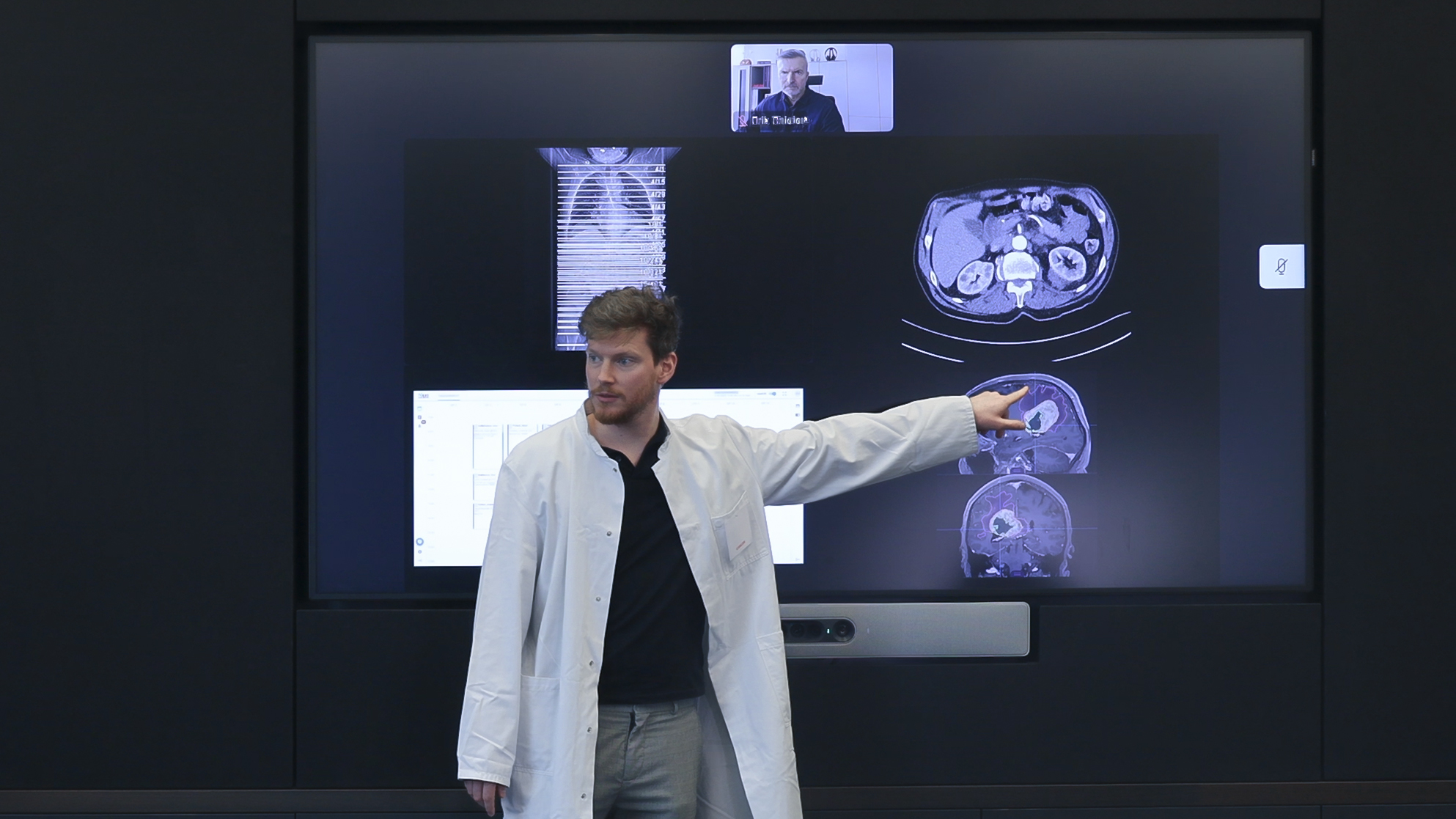 First comprehensive hybrid tumor board with 4K resolution and ...